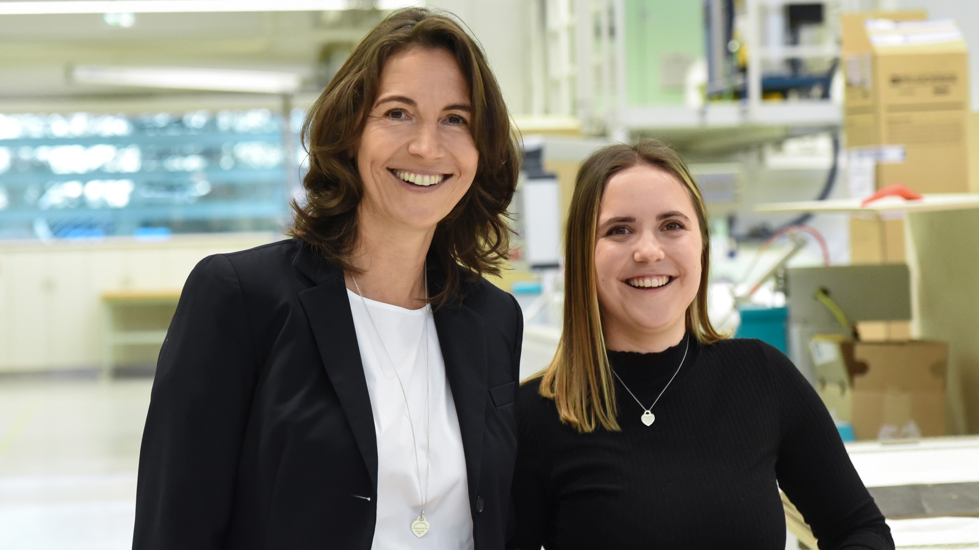 Vedder-2022©photo-Rötzer037retu_zu-sehen-Christine-Neubauer-(links)-und-Emily-Aigner_W1920xH1080 ...