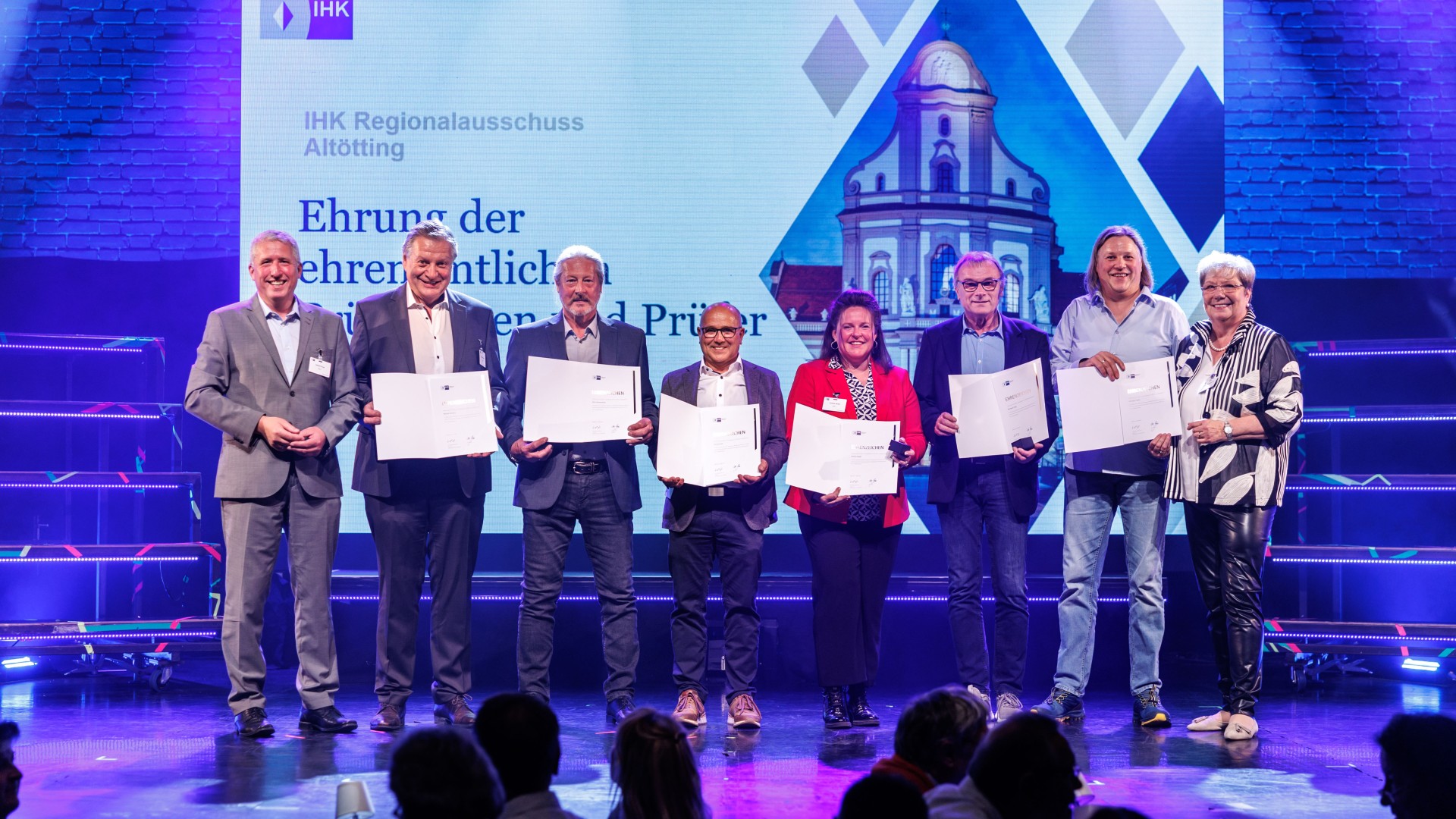 IHK zeichnet ehrenamtlich engagierte Prüferinnen und Prüfer aus